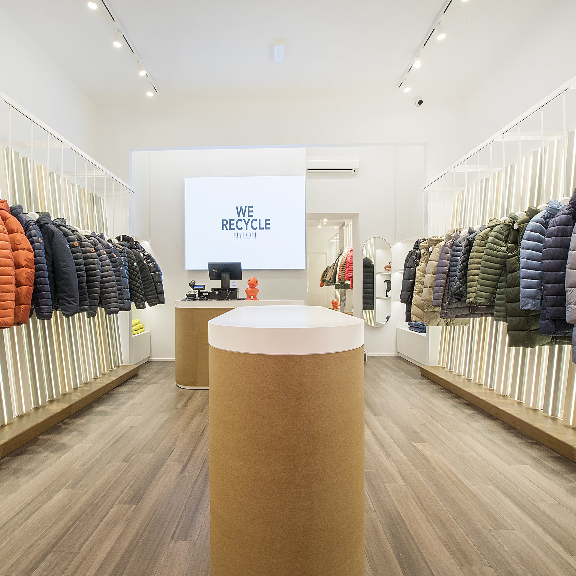 Scopri i nostri flagship store | Save The Duck